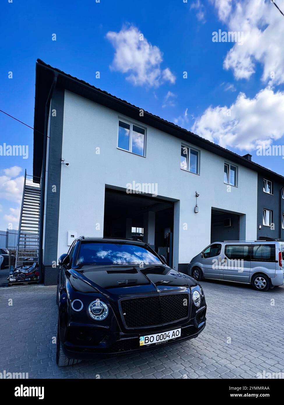 Blu car in city hi-res stock photography and images - Alamy