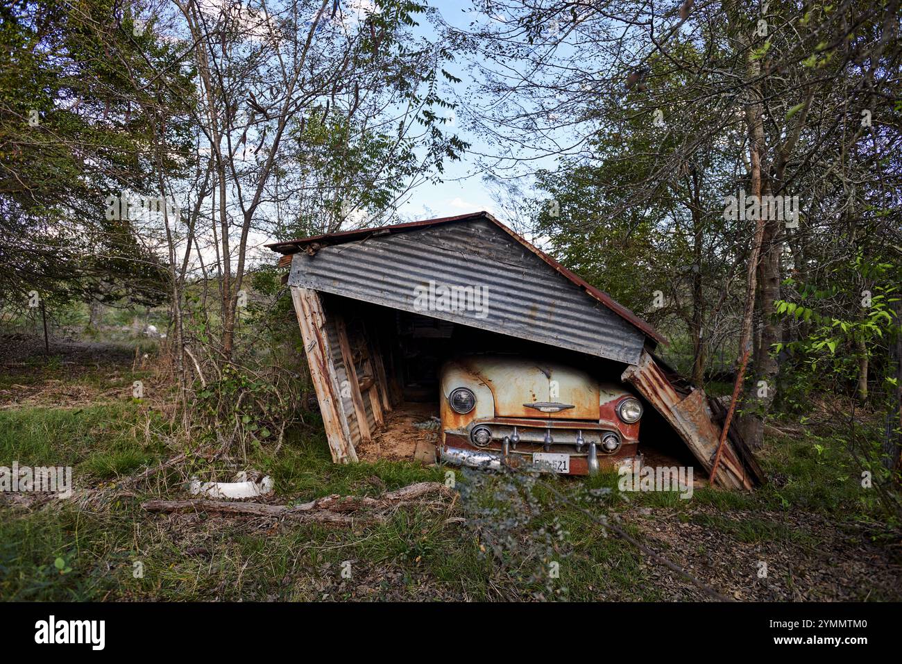 Classic car by the barn hi-res stock photography and images - Alamy