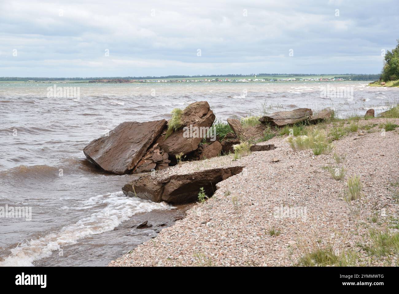 Rocky shore along lake hi-res stock photography and images - Alamy