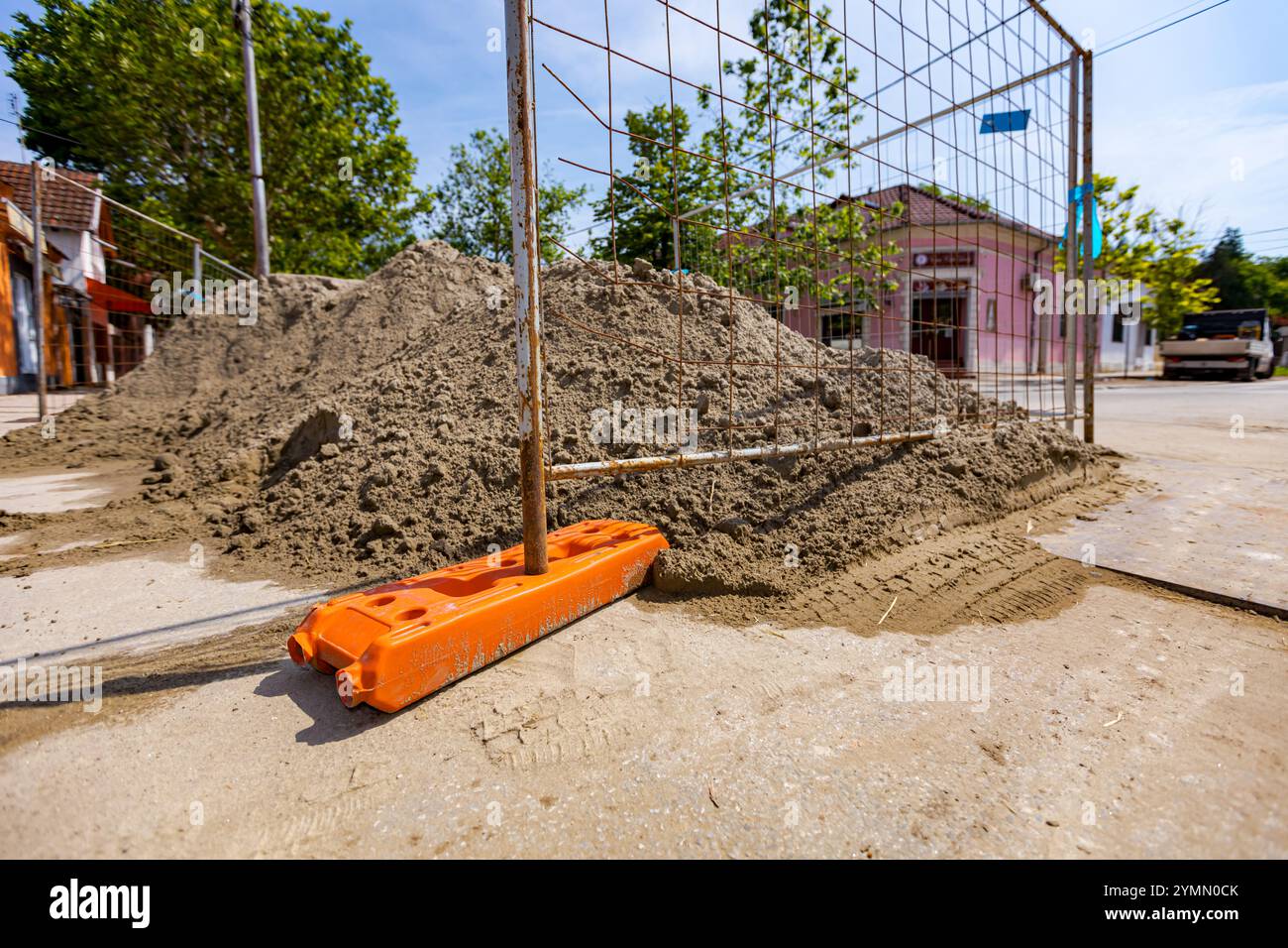 Hollow plastic fence foot is for stability of temporary metal wire ...