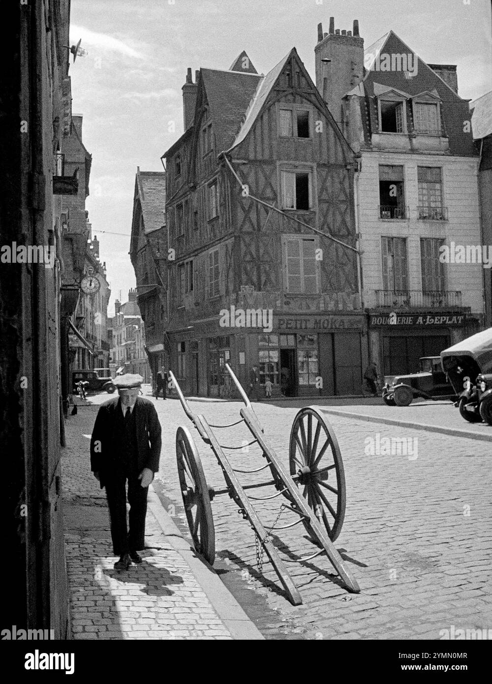 Street scene in tours Black and White Stock Photos & Images - Alamy
