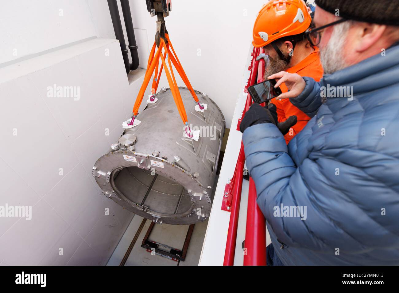 22 November 2024, Rhineland-Palatinate, Mainz: The 21-ton magnetic coil ...