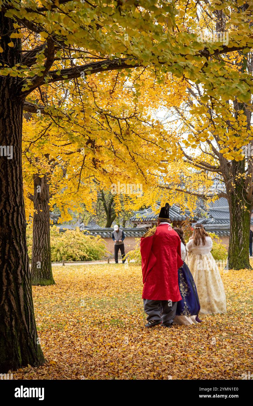 Tourists wearing traditional Korean folk costumes and Hanbok dresses in ...