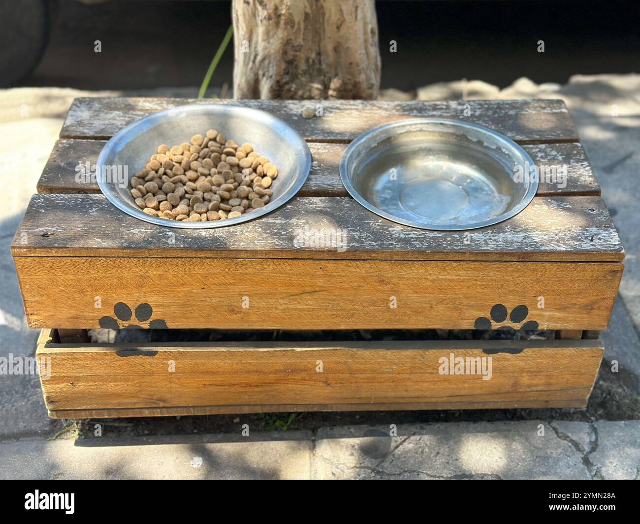 Stray cat feeder hi-res stock photography and images - Alamy