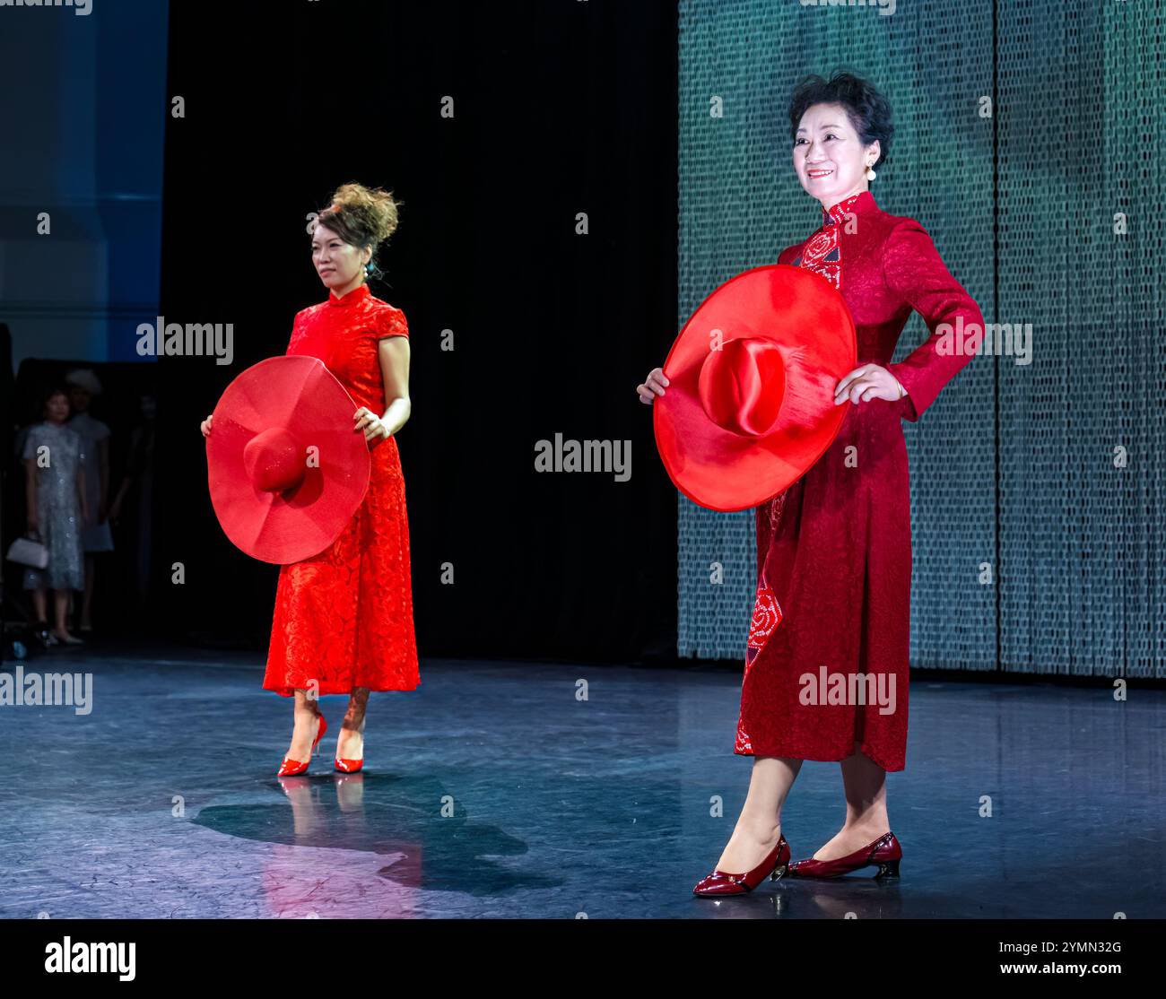 Women wearing traditional cheongsam dress hi-res stock photography and ...