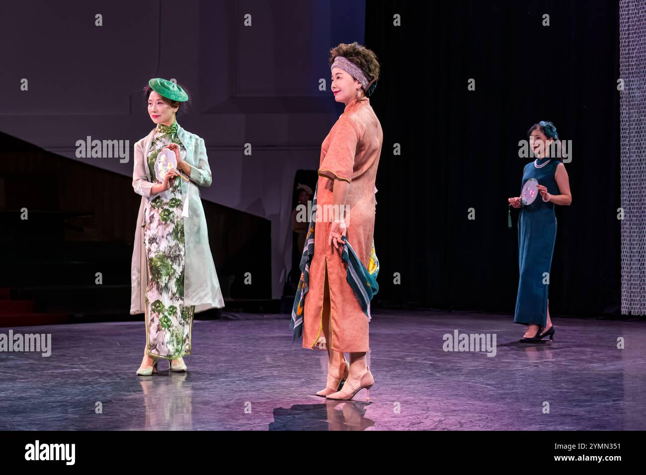 Women wearing traditional cheongsam dress hi-res stock photography and ...