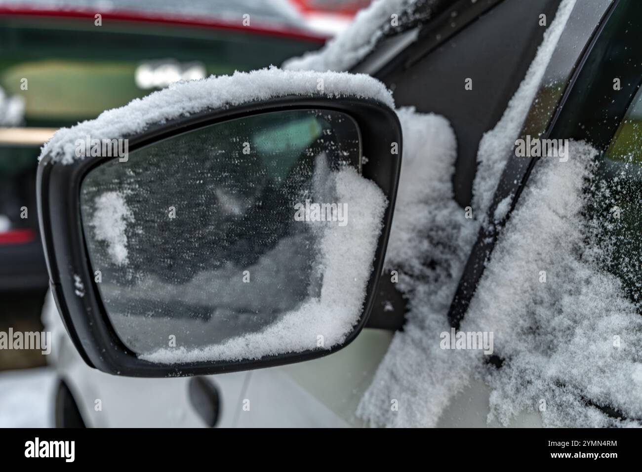 Preparing the car for the road, clearing snow, defrosting mirrors ...