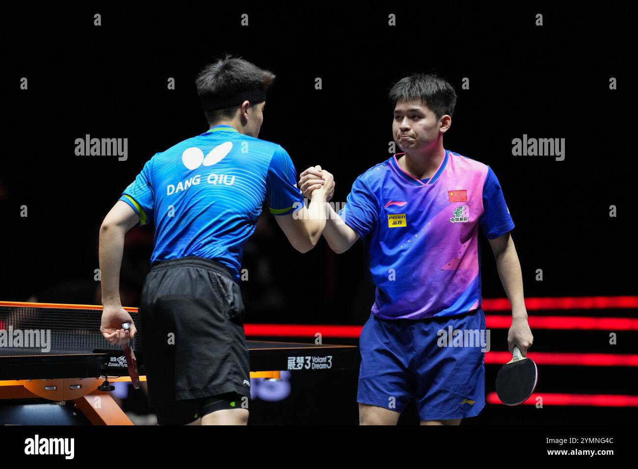 (241122) -- KITAKYUSHU, Nov. 22, 2024 (Xinhua) -- Lin Shidong (R) of ...