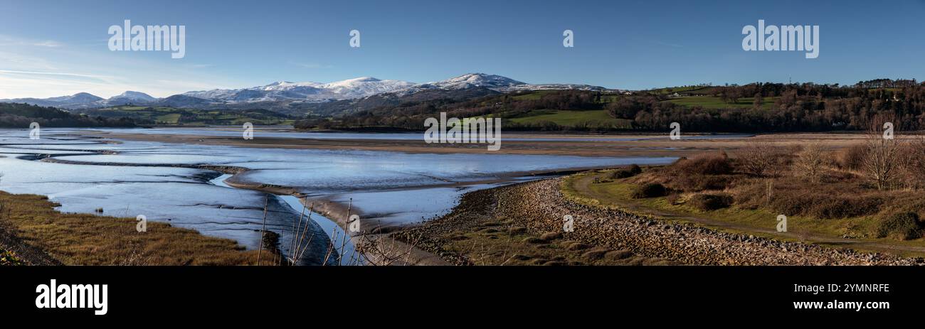 Esturary of the river Conwy and Snowdonia mountains in winter, North ...