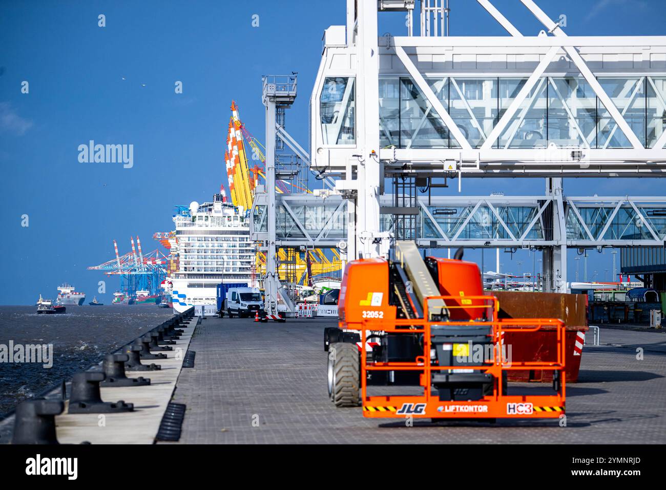 Bremerhaven, Germany. 22nd Nov, 2024. The new bridges on Columbuskaje ...