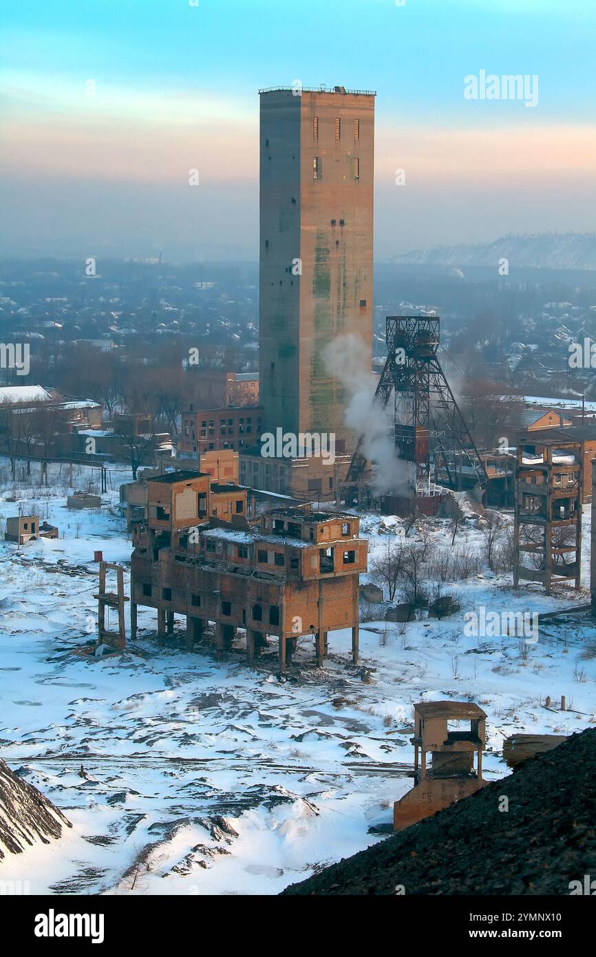 Old mine head structure hi-res stock photography and images - Alamy