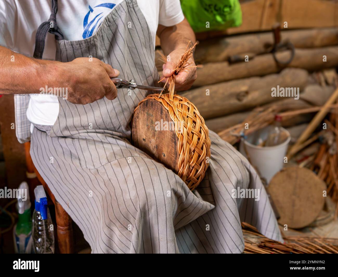 Man building a wicker basket in Gonçalo Stock Photo - Alamy
