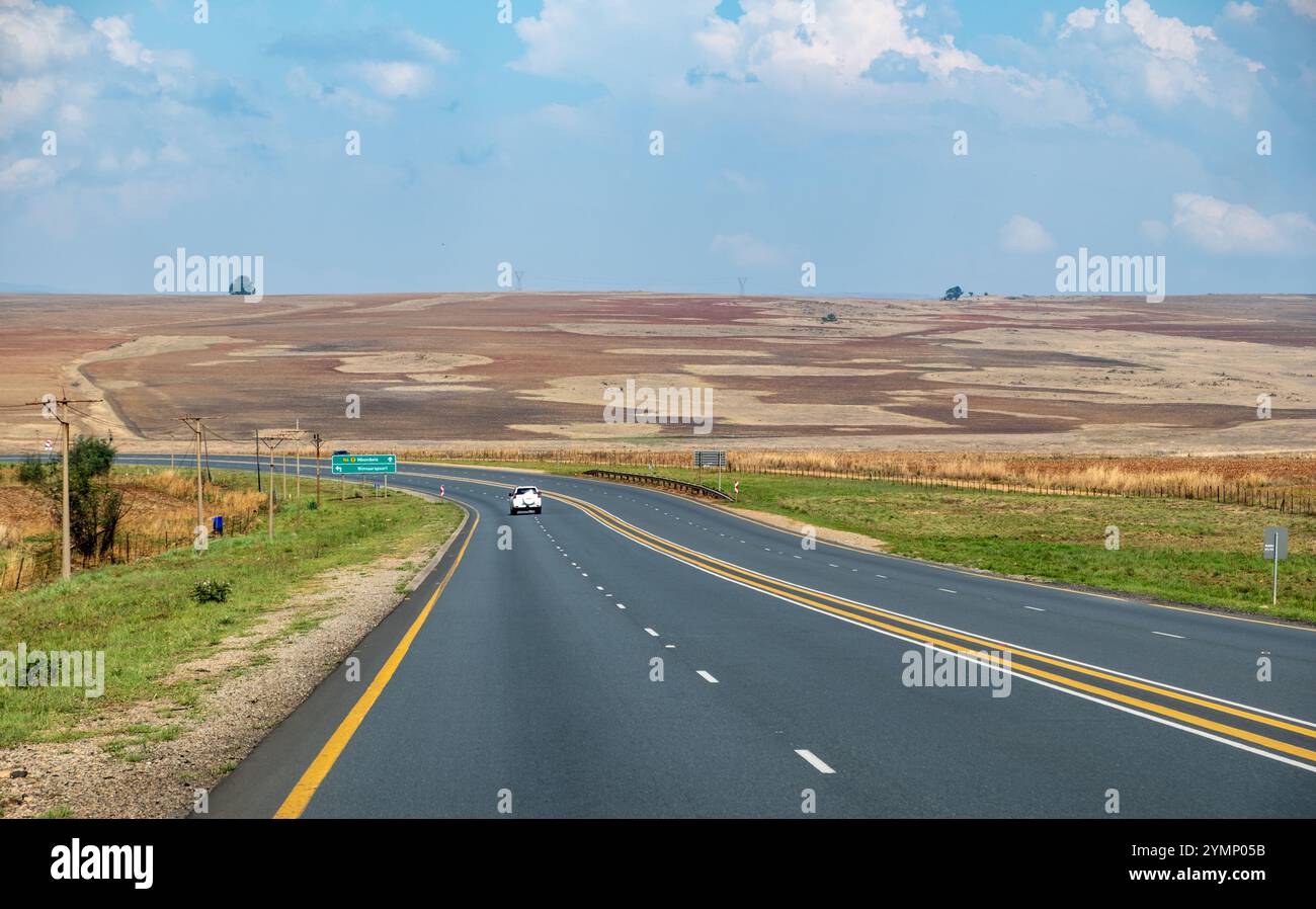 Highway in South African countryside. Asphalt road wide view, fields ...