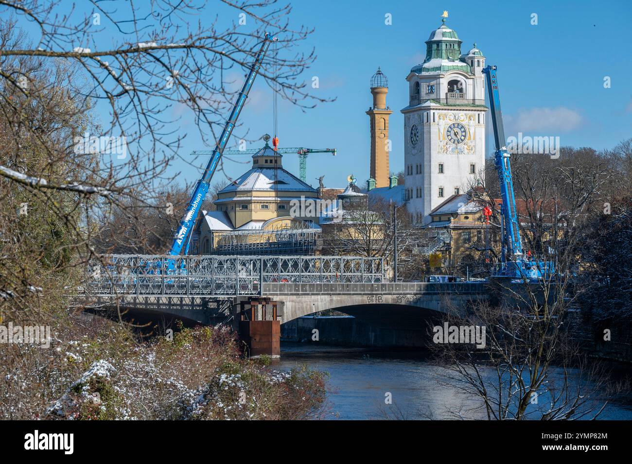 Muenchen, die Fussgaenger -und Radwegbruecken werden auf der ...