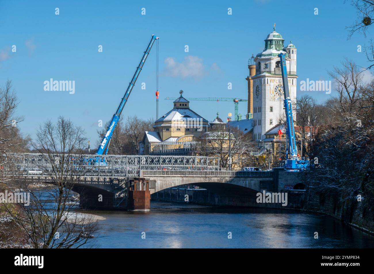 Muenchen, die Fussgaenger -und Radwegbruecken werden auf der ...