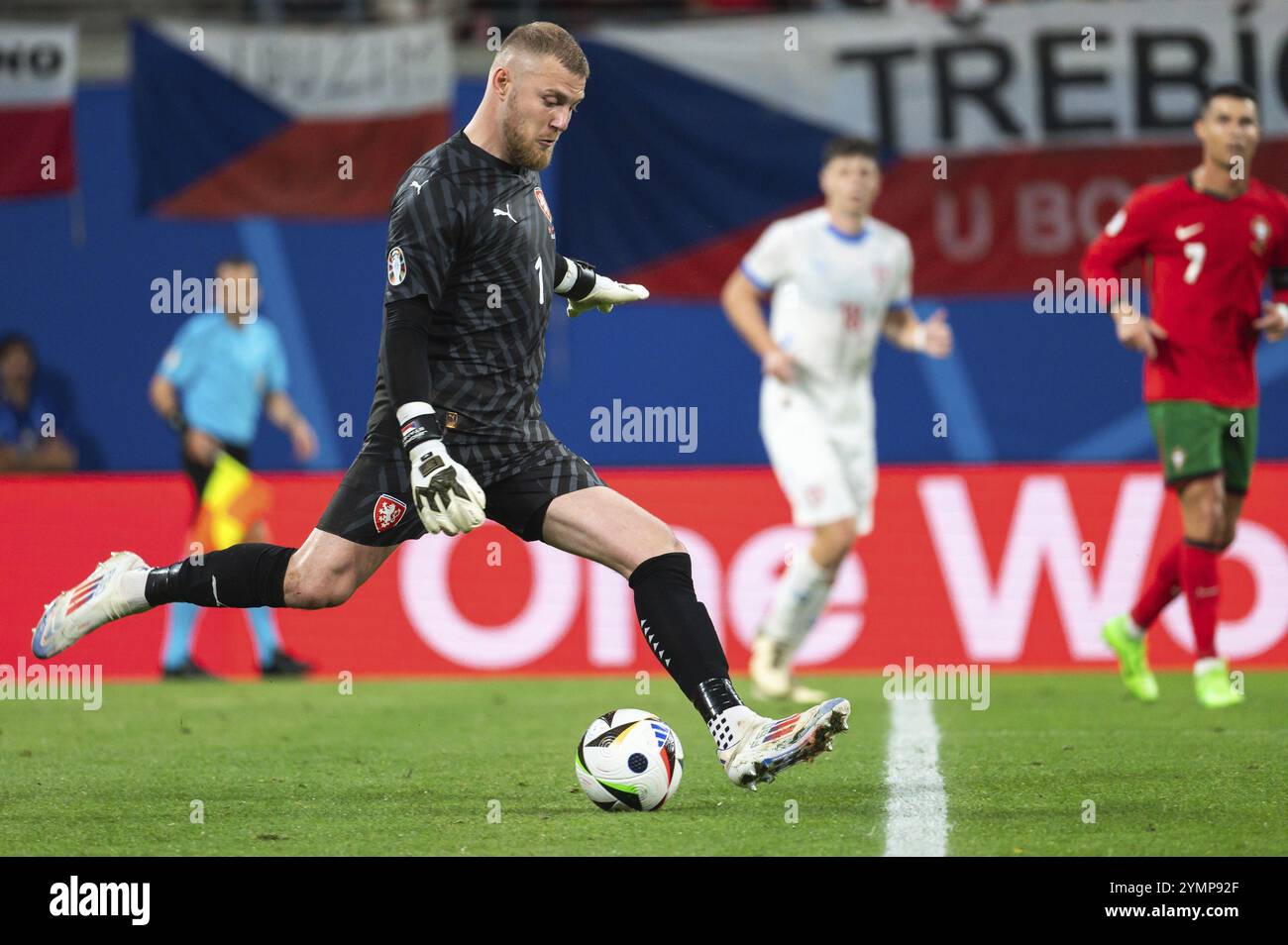 Teams match hi-res stock photography and images - Alamy