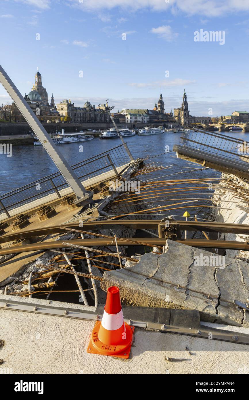 Partial collapse of the Carola Bridge. Over a length of around 100 ...