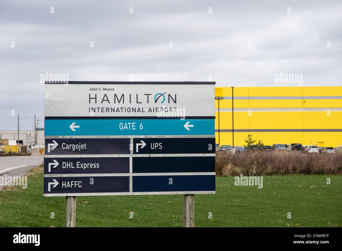 Airport signage green directional sign hi-res stock photography and ...