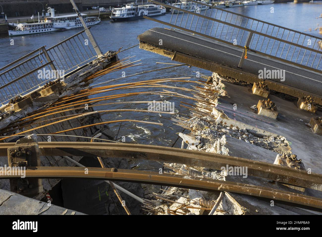 Partial collapse of the Carola Bridge. Over a length of around 100 ...