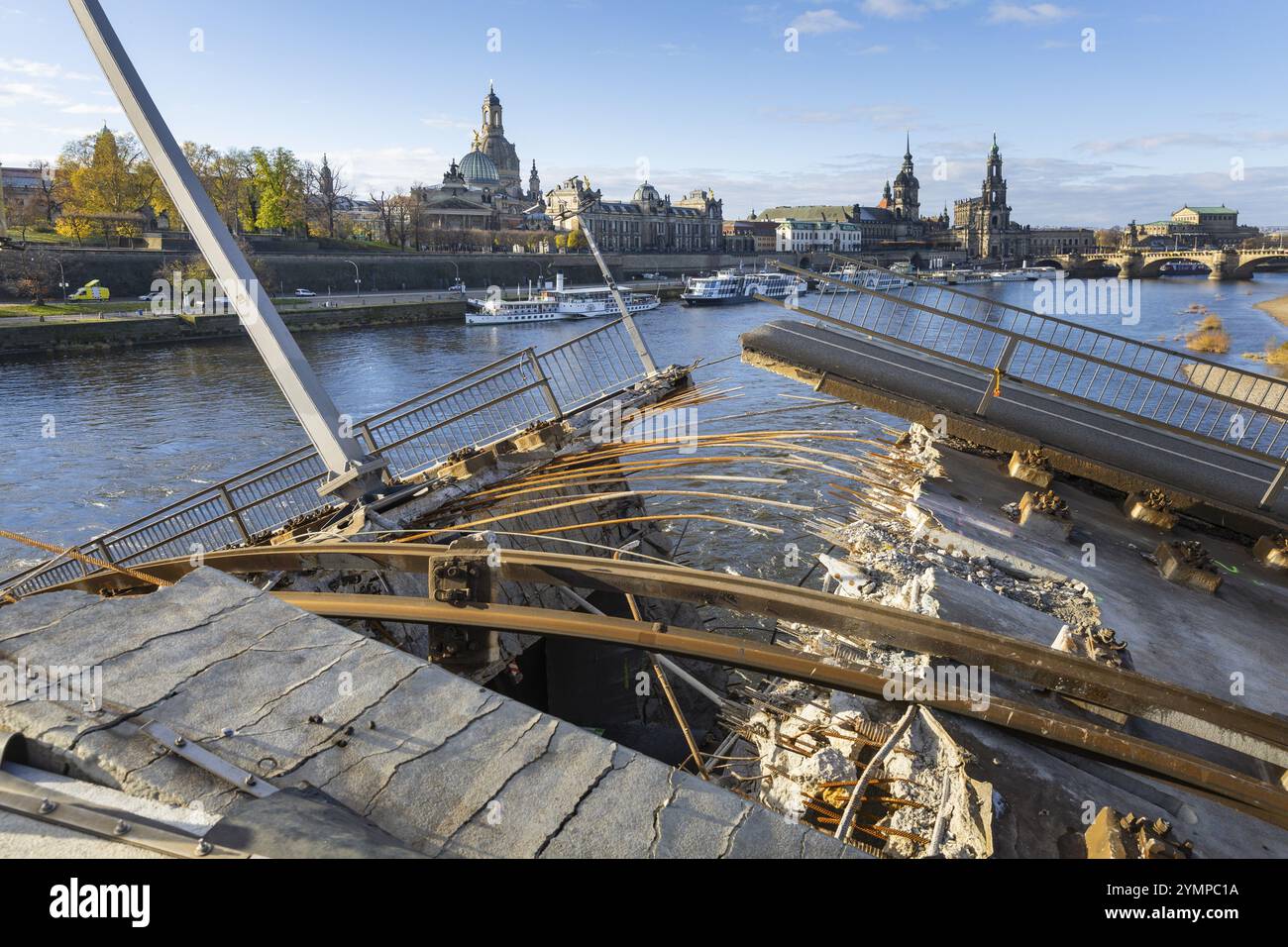 Partial collapse of the Carola Bridge. Over a length of around 100 ...