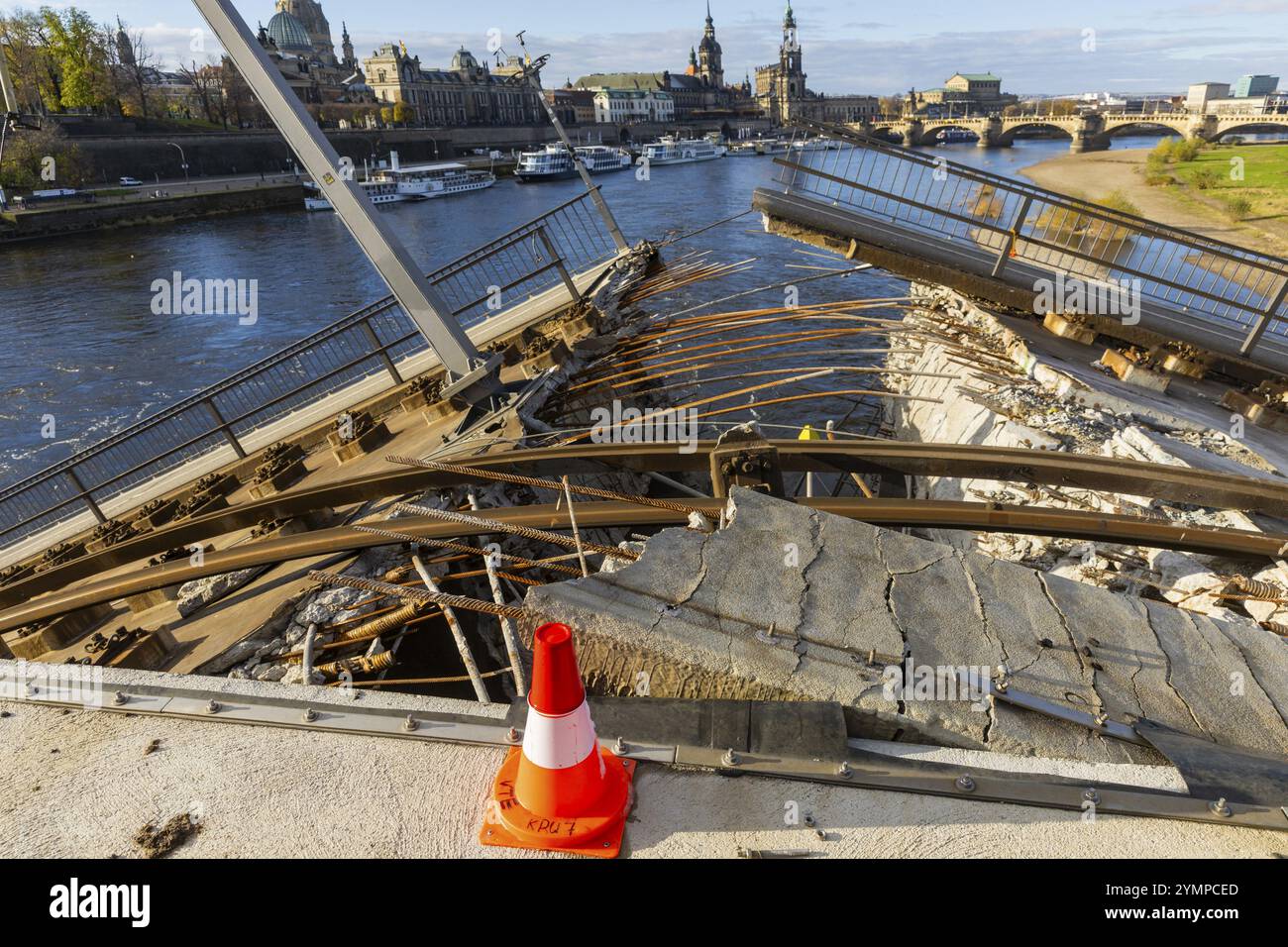 Partial collapse of the Carola Bridge. Over a length of around 100 ...