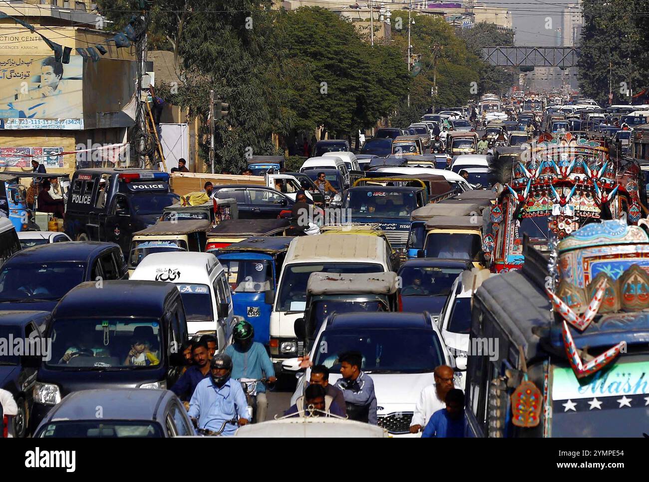 Pakistan. 22nd Nov, 2024. A large number of vehicles stuck in traffic ...