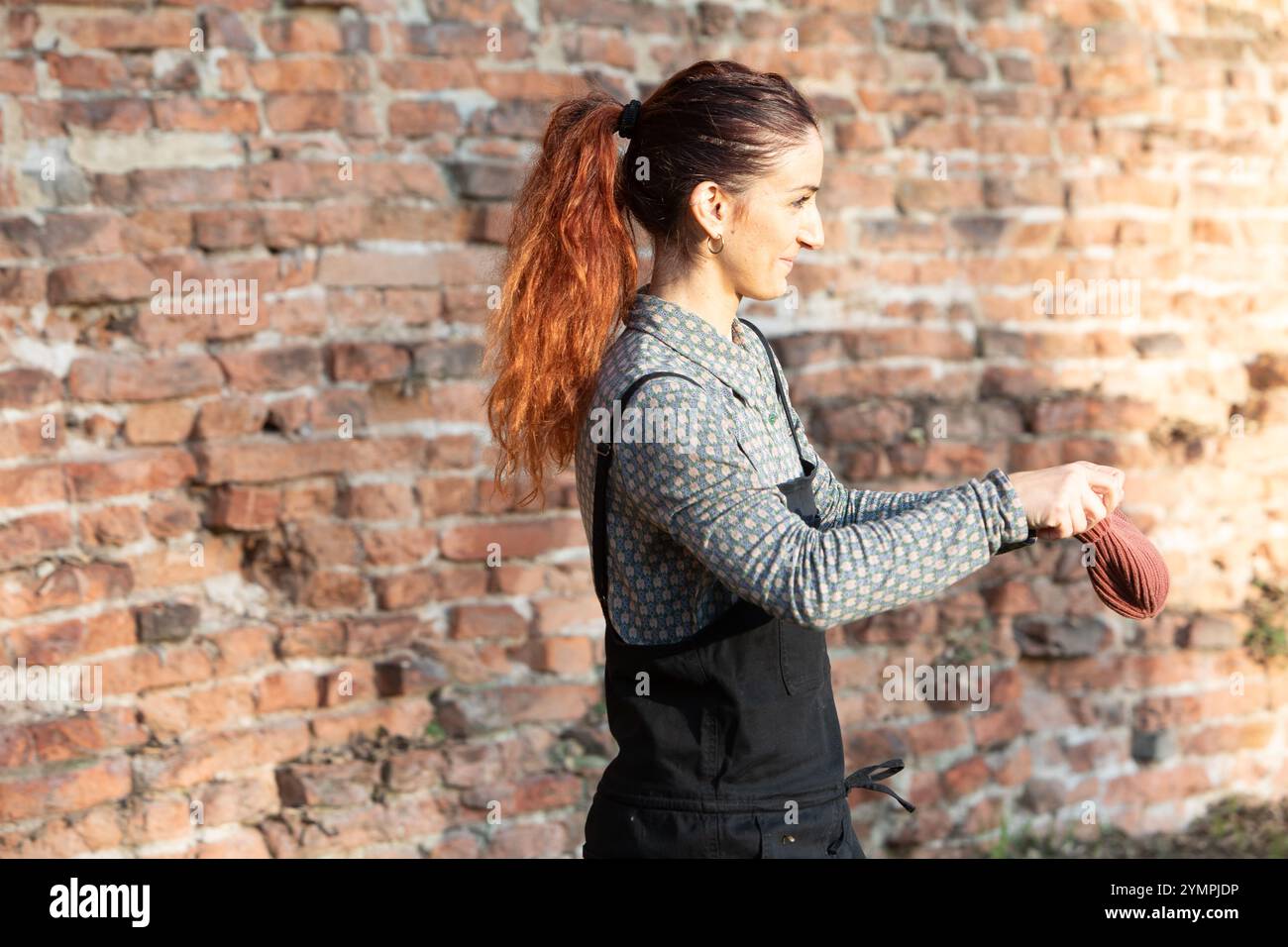Side profile woman ponytail wearing hi-res stock photography and images ...