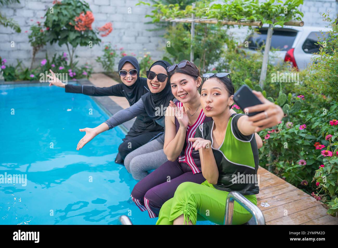 Group friends enjoying delightful hi-res stock photography and images ...