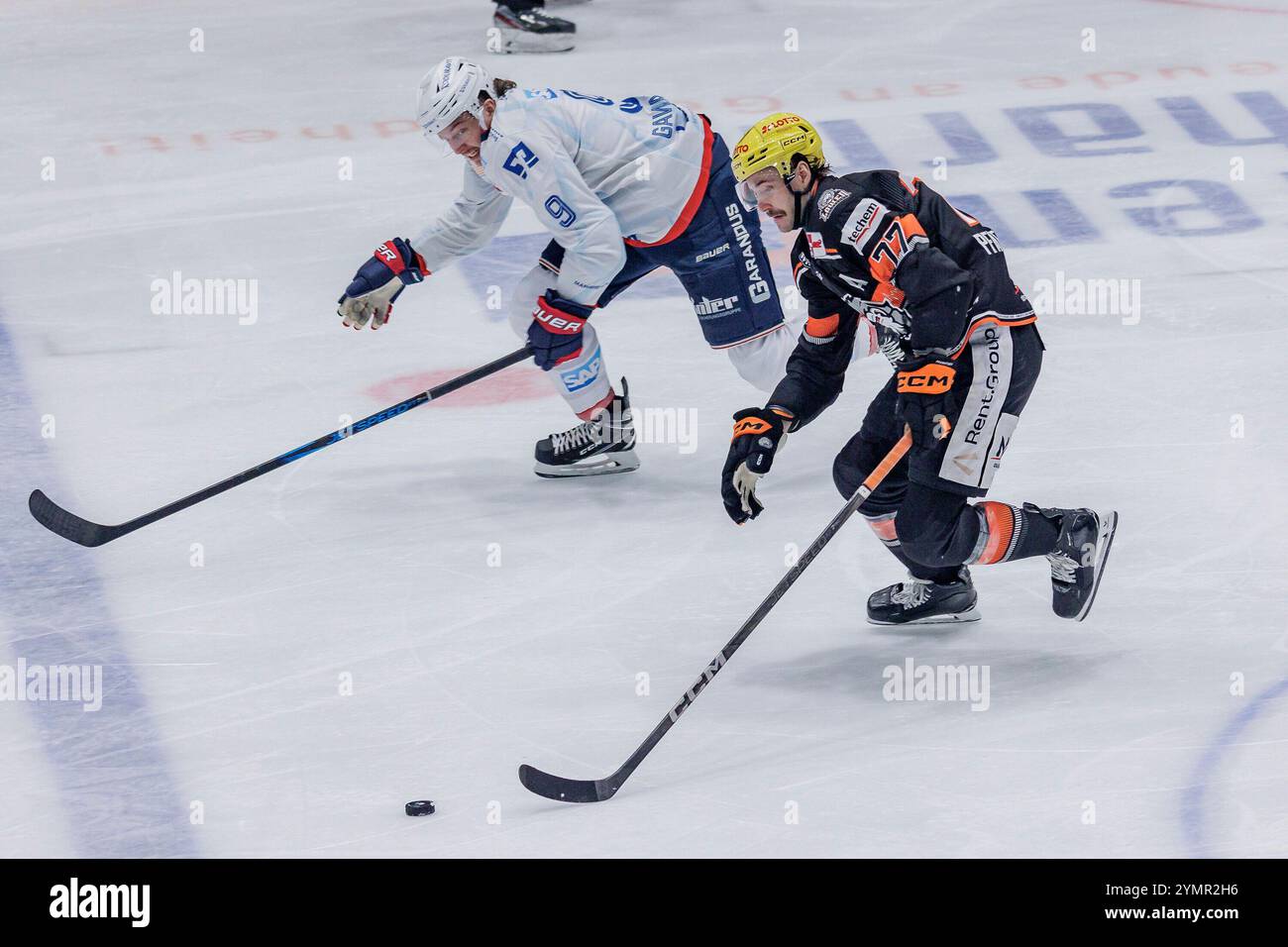 Frankfurt, Deutschland. 22nd Nov, 2024. Leon Gawanke (Adler Mannheim #9) & Daniel Pfaffengut (L ...