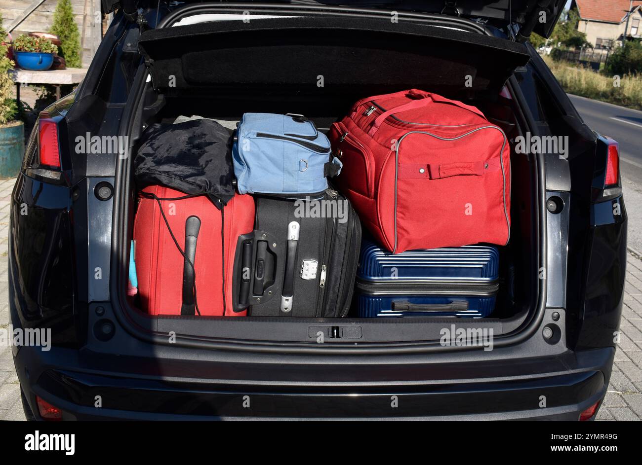 Open suitcase few hi-res stock photography and images - Alamy