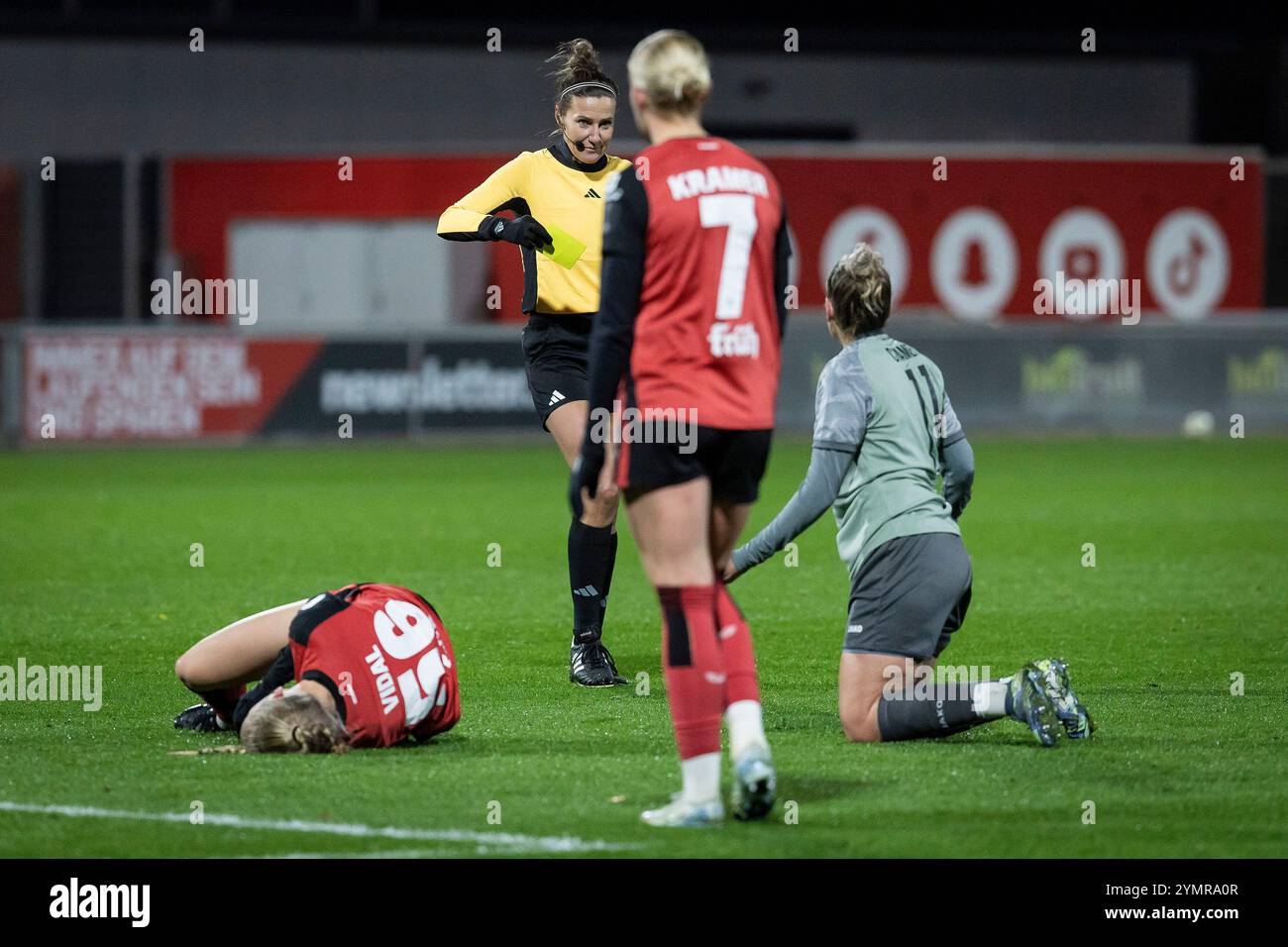 Jennifer Cramer (1. FFC Turbine Potsdam, 11) kassiert die gelbe Karte ...