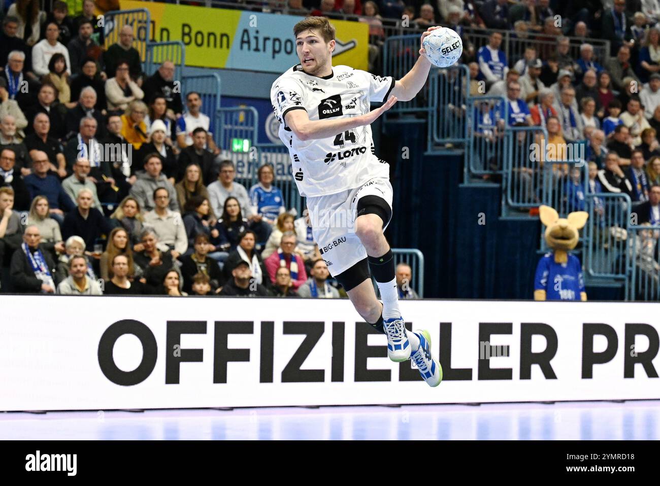 Lukas Zerbe (THW Kiel 24) beim Sprungwurf GER, VfL Gummersbach vs. THW ...