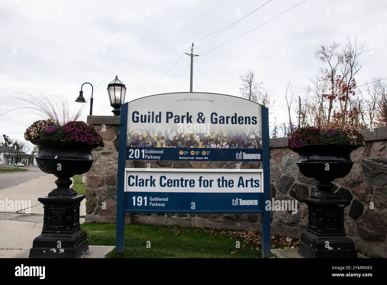 Signs in public gardens hi-res stock photography and images - Alamy