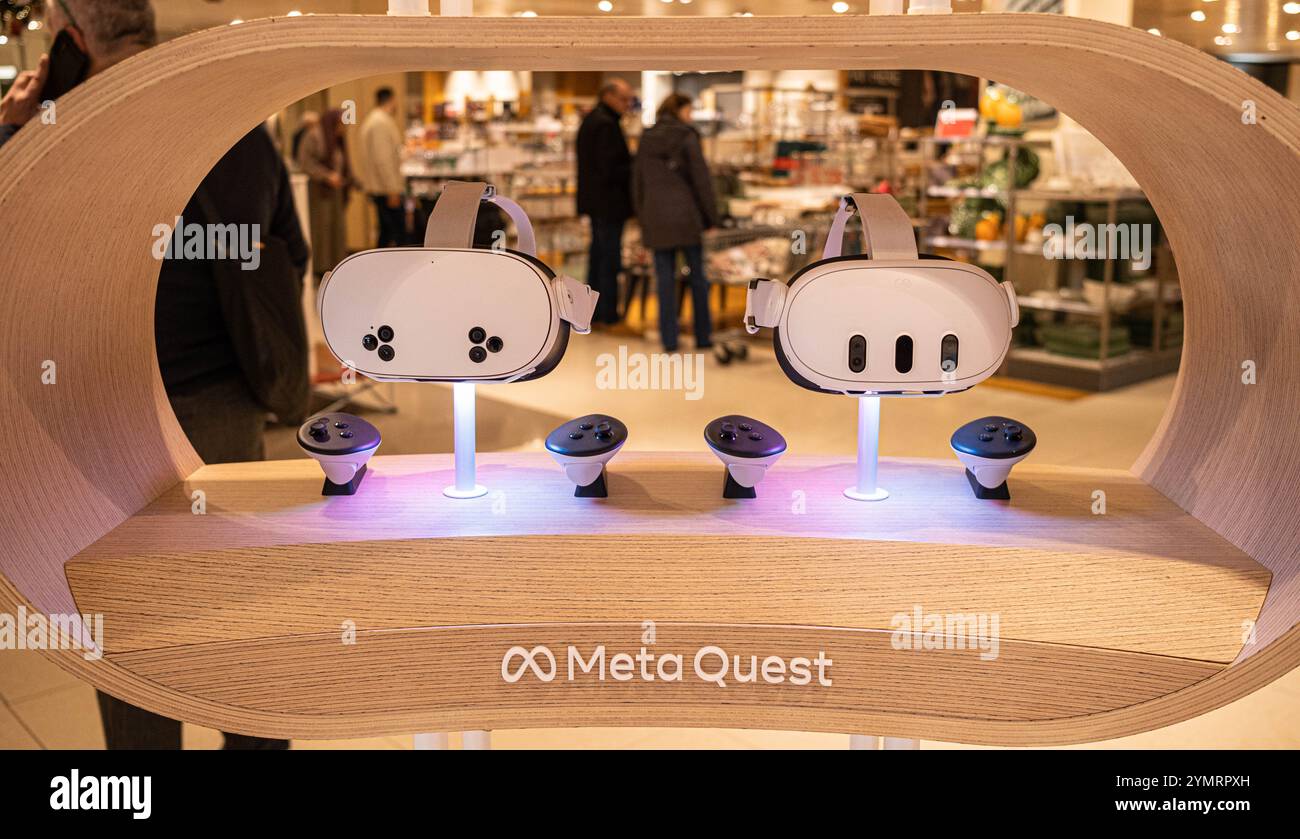 Vr headsets hi-res stock photography and images - Alamy