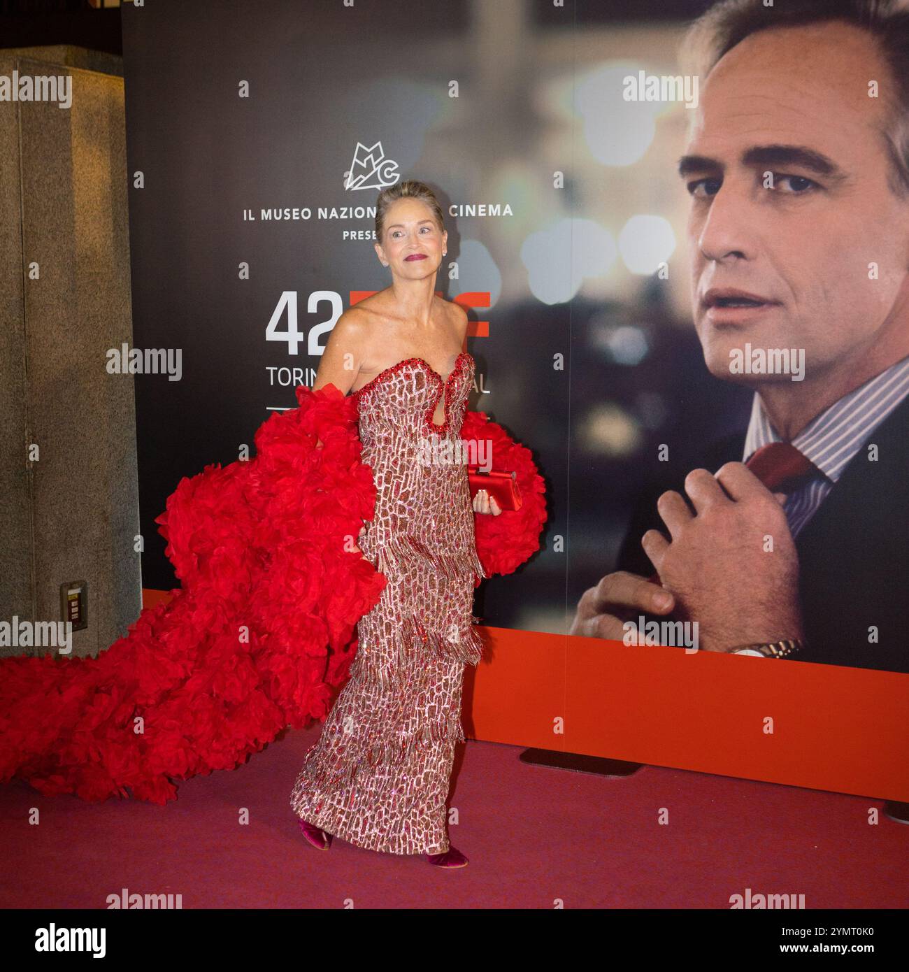 Arrives on red hi-res stock photography and images - Alamy