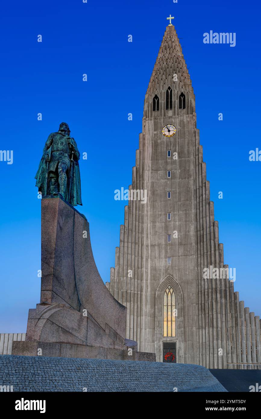 Church of Hallgrímur (Hallgrímskirkja) and statue of Leif Erikson at ...