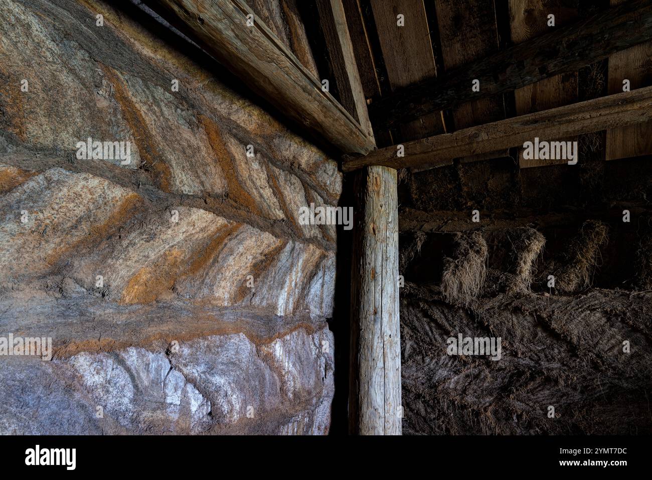 Old farmhouse turf roof hi-res stock photography and images - Alamy