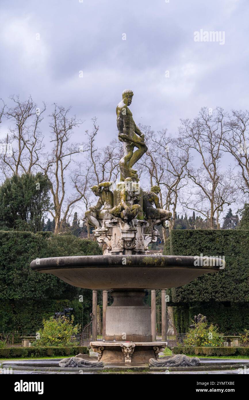 Ocean god sculpture in Fountain of the Ocean in Island Fountain (Vasca ...
