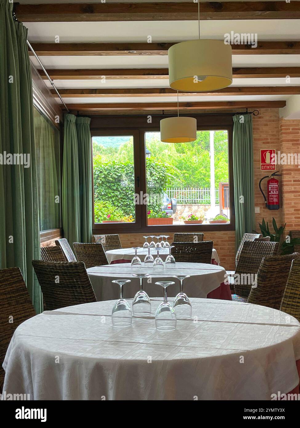 Eating and tables smartphone stock photos and images - Alamy