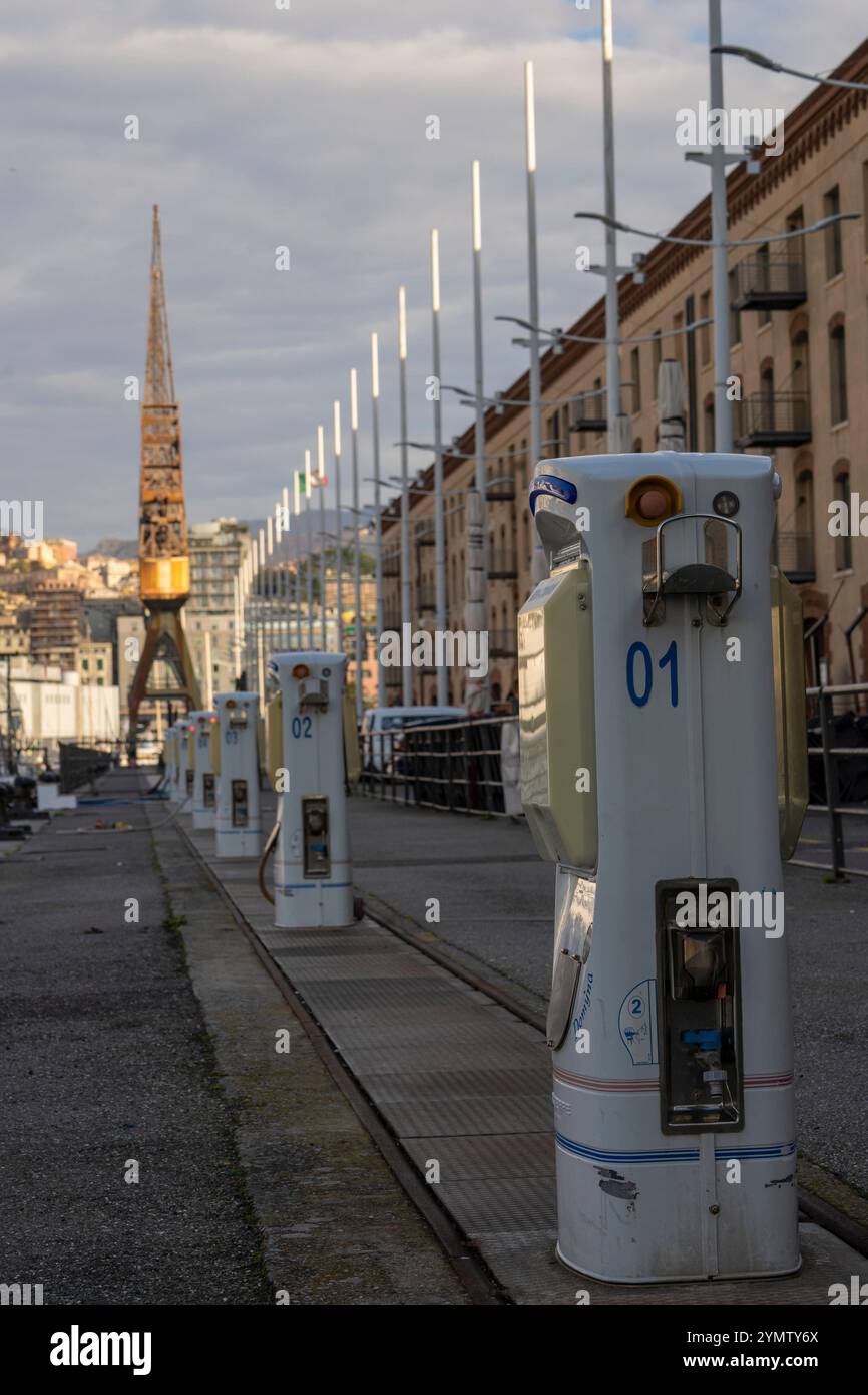 Fuel ships hi-res stock photography and images - Alamy