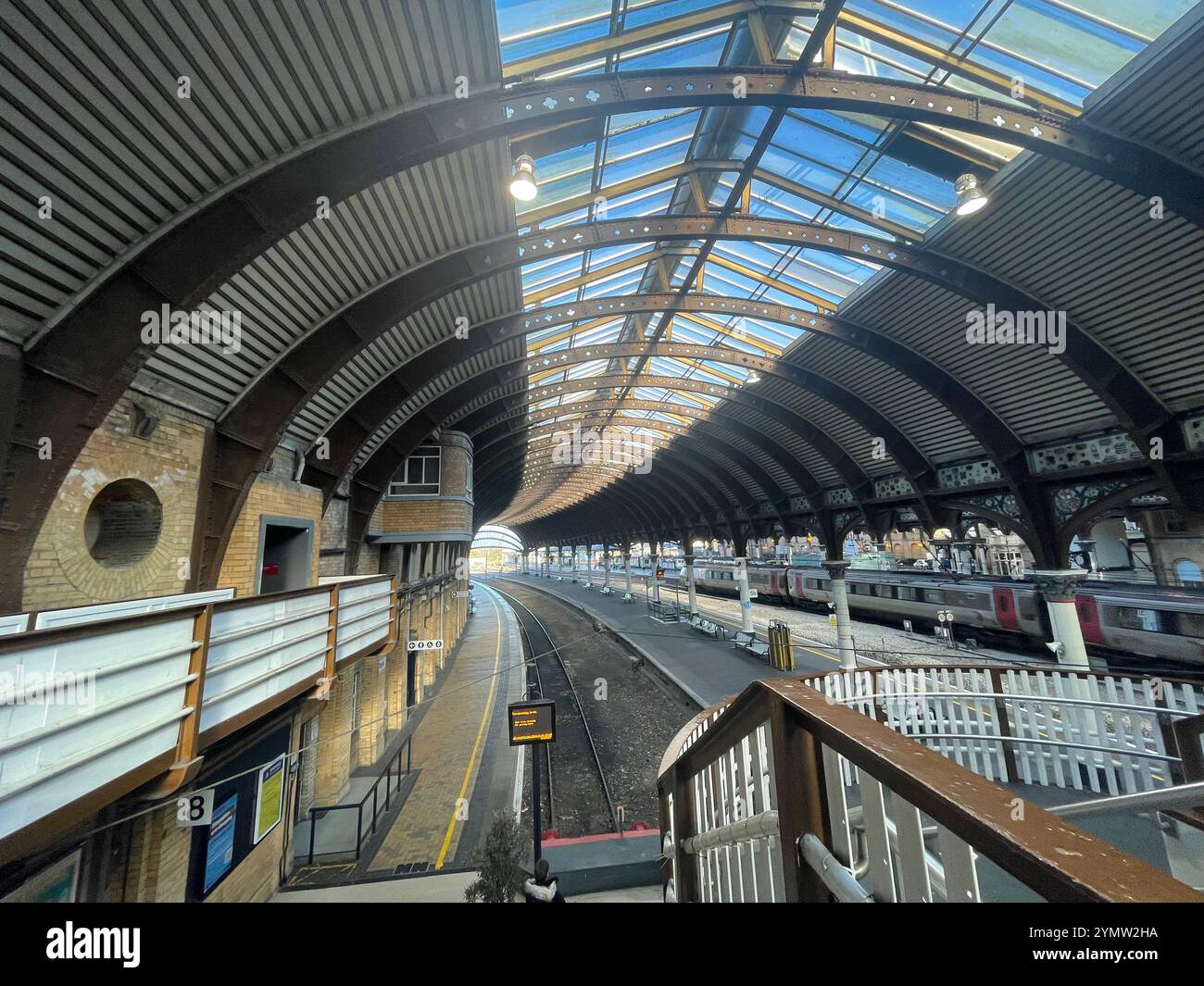 Station with curved platforms hi-res stock photography and images - Alamy