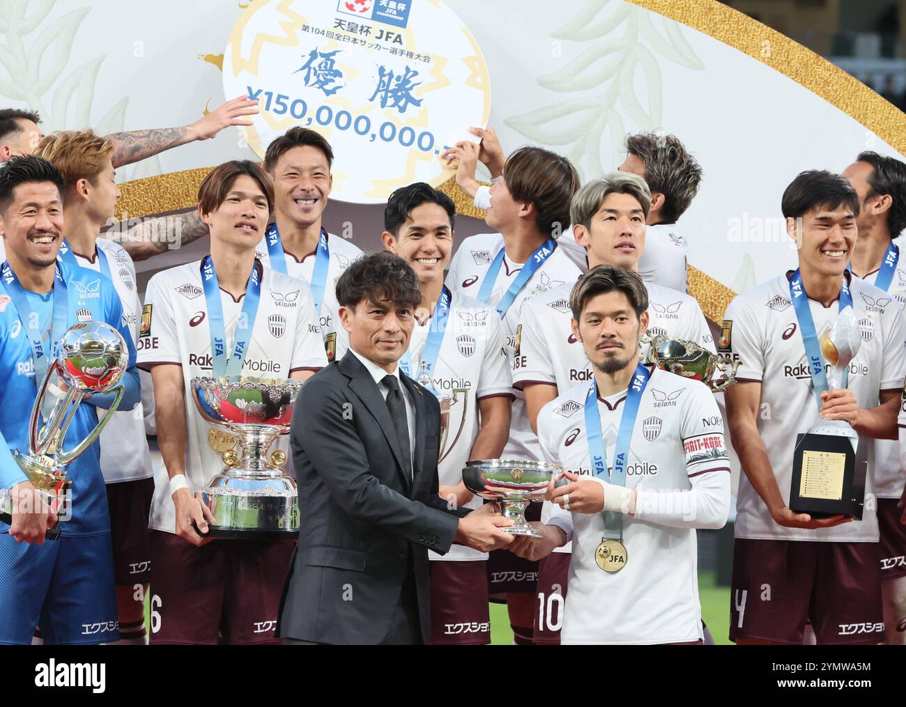 Tokyo, Japan. 23rd Nov, 2024. Vissel Kobe captain Hotaru Yamaguchi (R ...