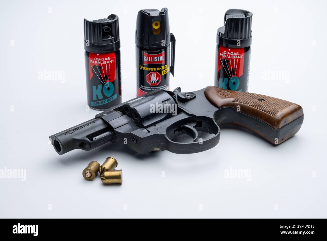 Schreckschussrevolver mit CS- und Pfefferspray , Deutschland, 23.11. ...