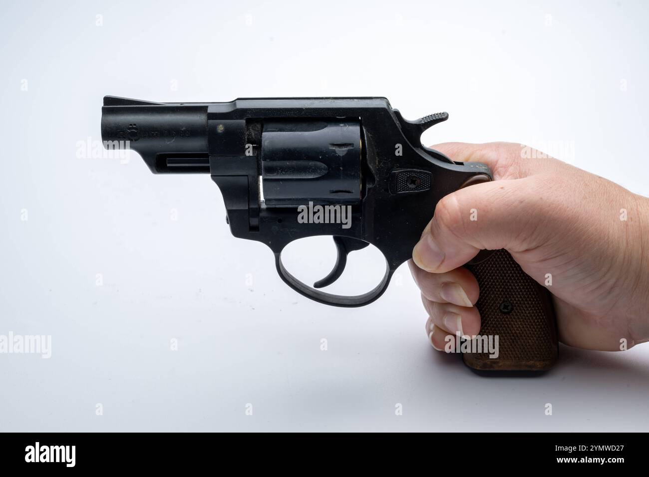 Schreckschussrevolver in der Hand gehalten , Deutschland, 23.11.2024 ...