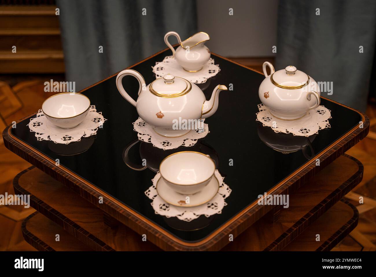 Antique tea sets hi-res stock photography and images - Alamy