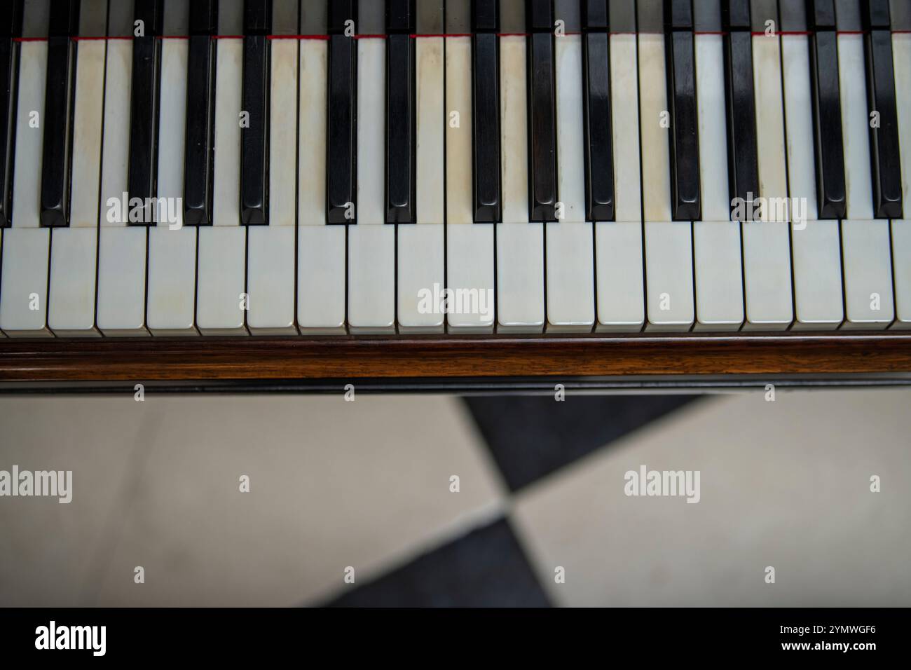 Old ivory piano keys hi-res stock photography and images - Alamy
