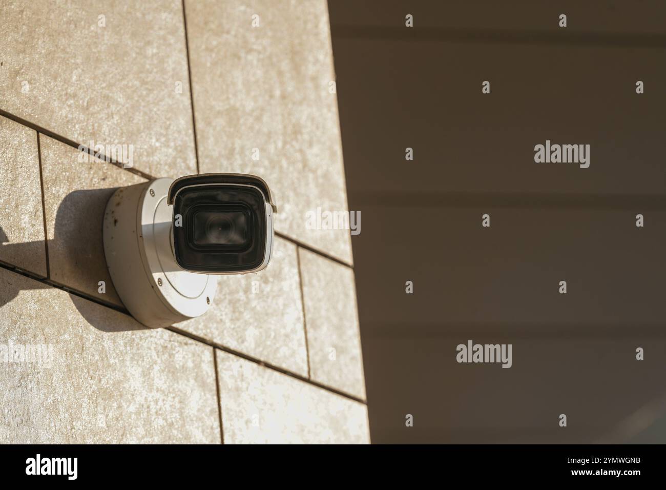 Security camera outside office hi-res stock photography and images - Alamy