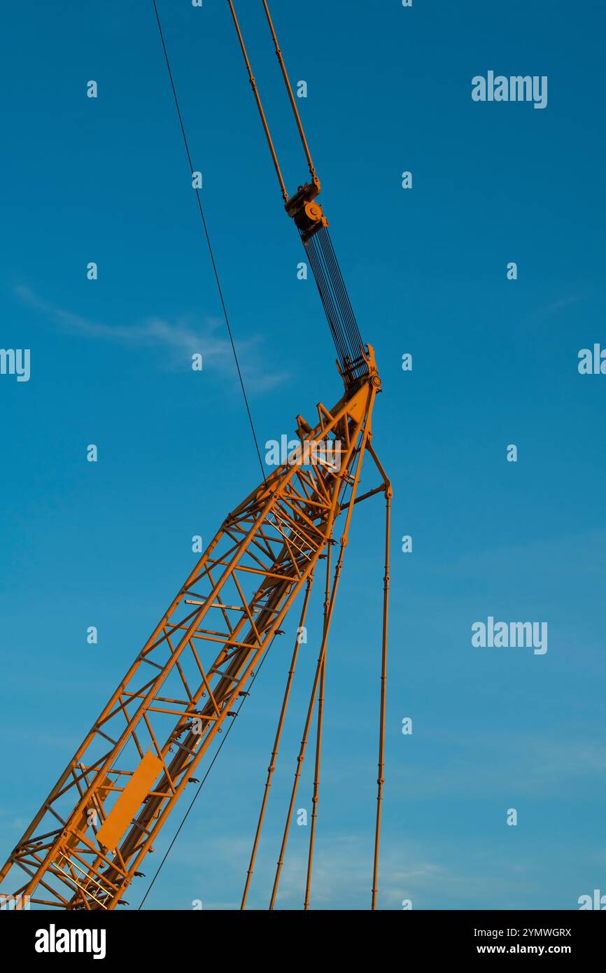Tall lifting crane hi-res stock photography and images - Alamy