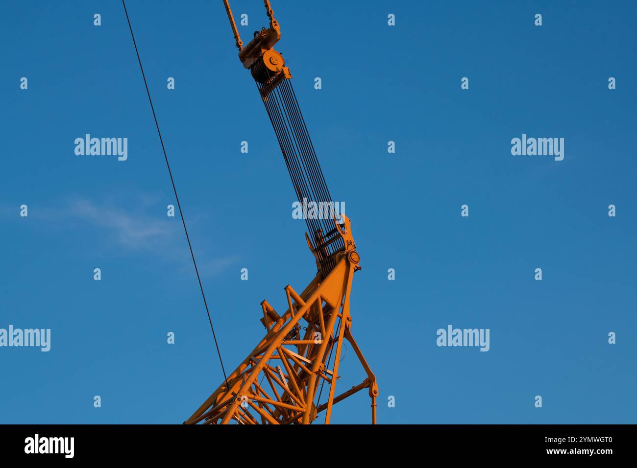Crane perspective lifting hi-res stock photography and images - Alamy