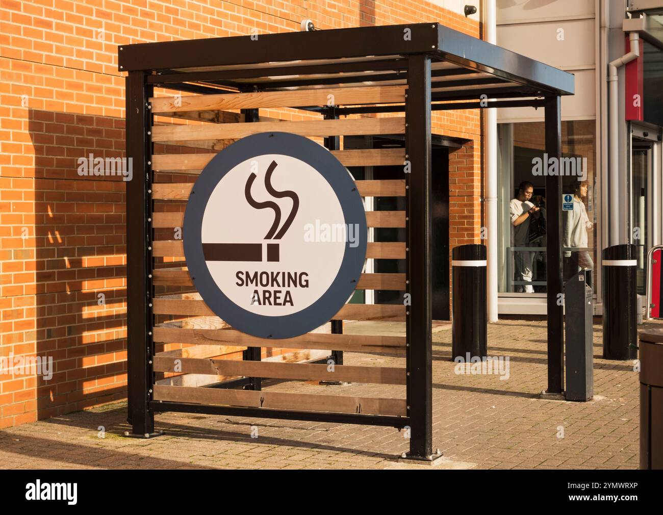 Smoking shelter hi-res stock photography and images - Alamy